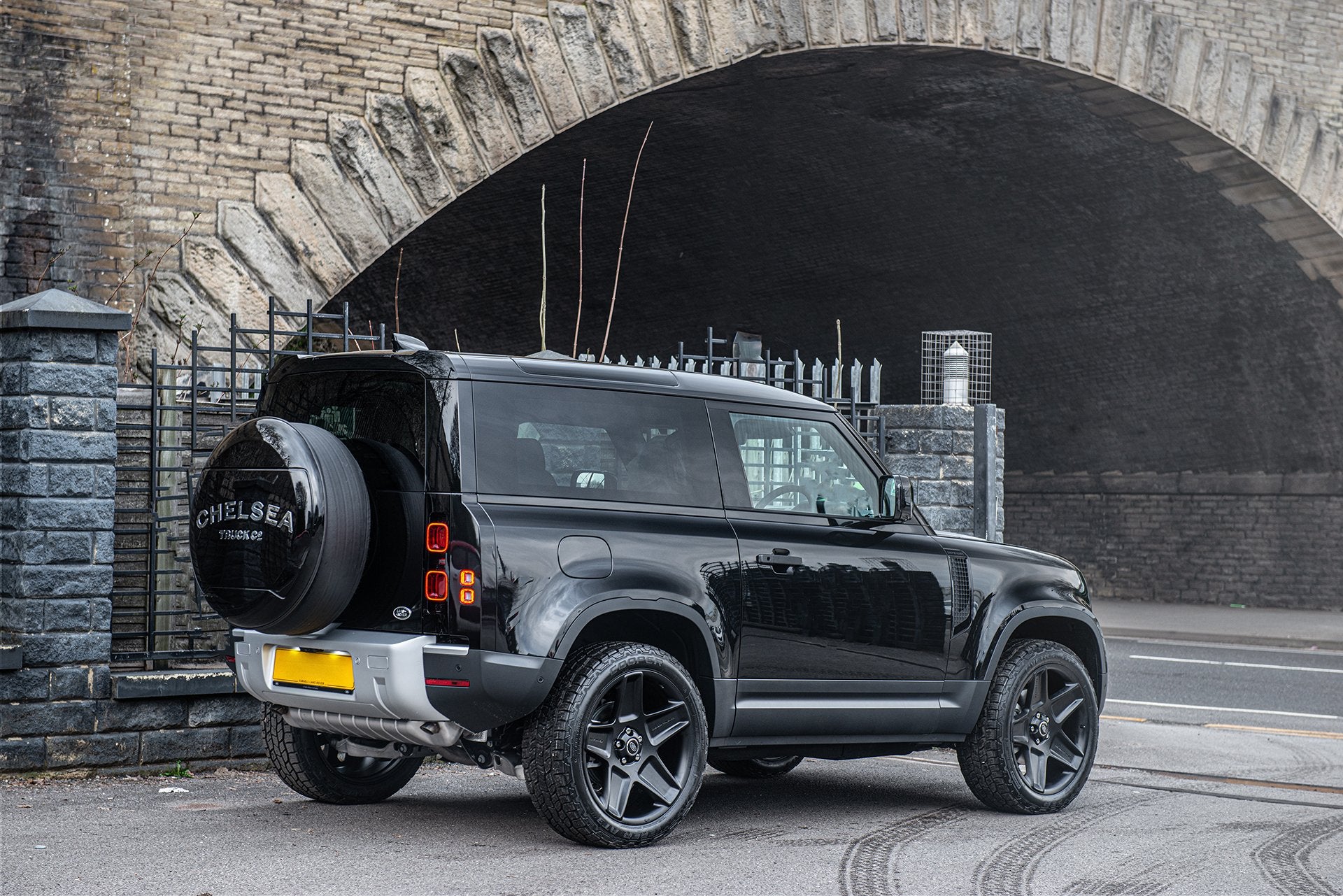 Land Rover Defender | Mondial Retro Alloy Wheels | Project Kahn