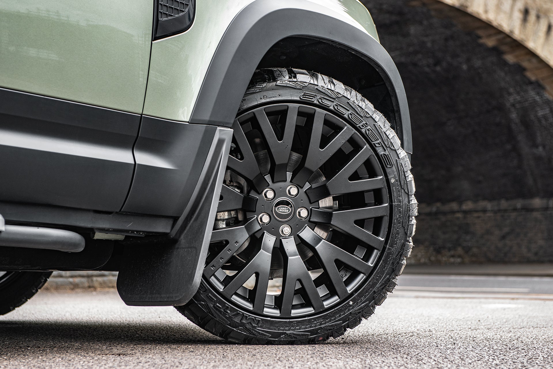 Land Rover Defender | Alloy Wheels 22" Black | Kahn - Project Kahn
