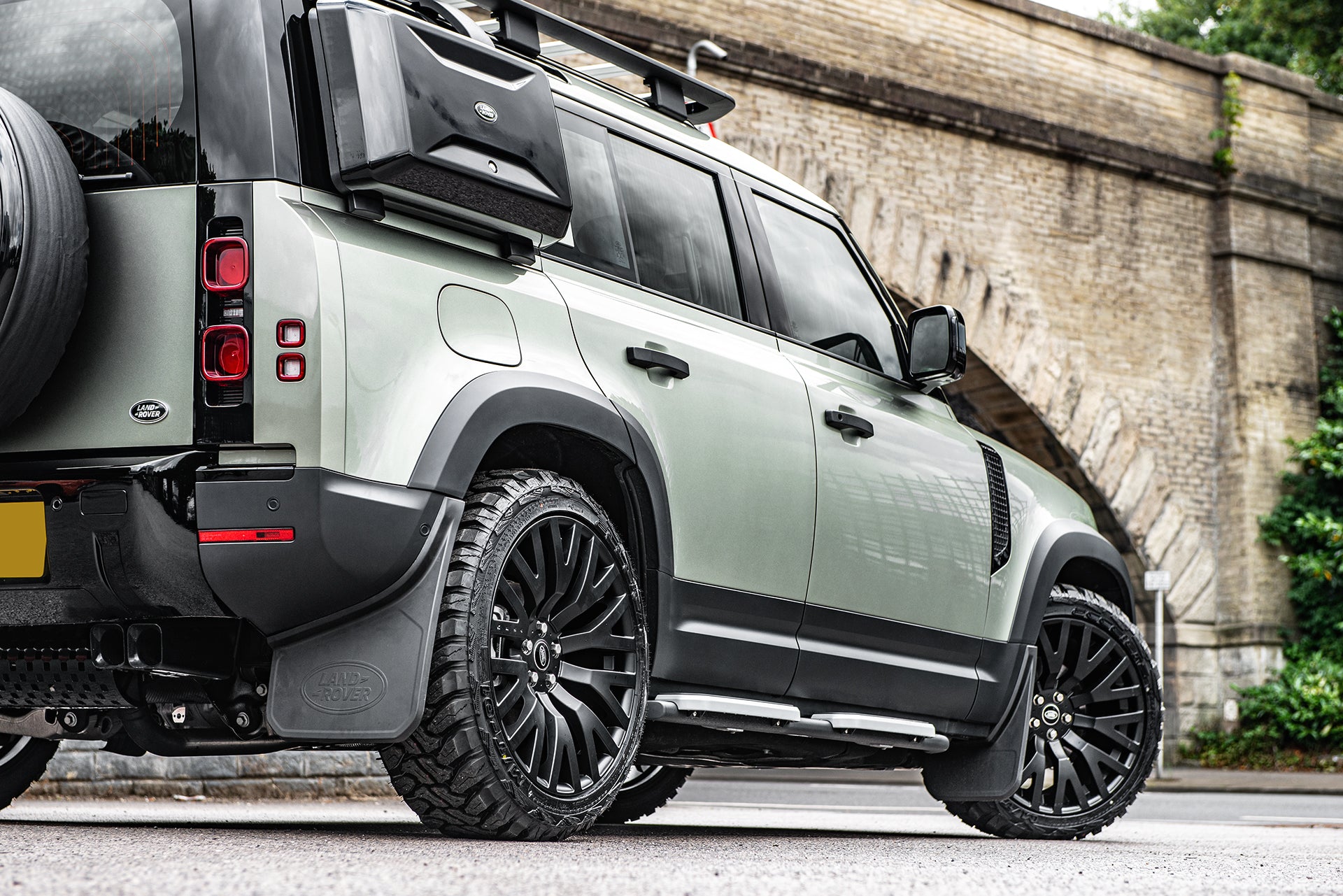 Land Rover Defender | Alloy Wheels 22" Black | Kahn - Project Kahn