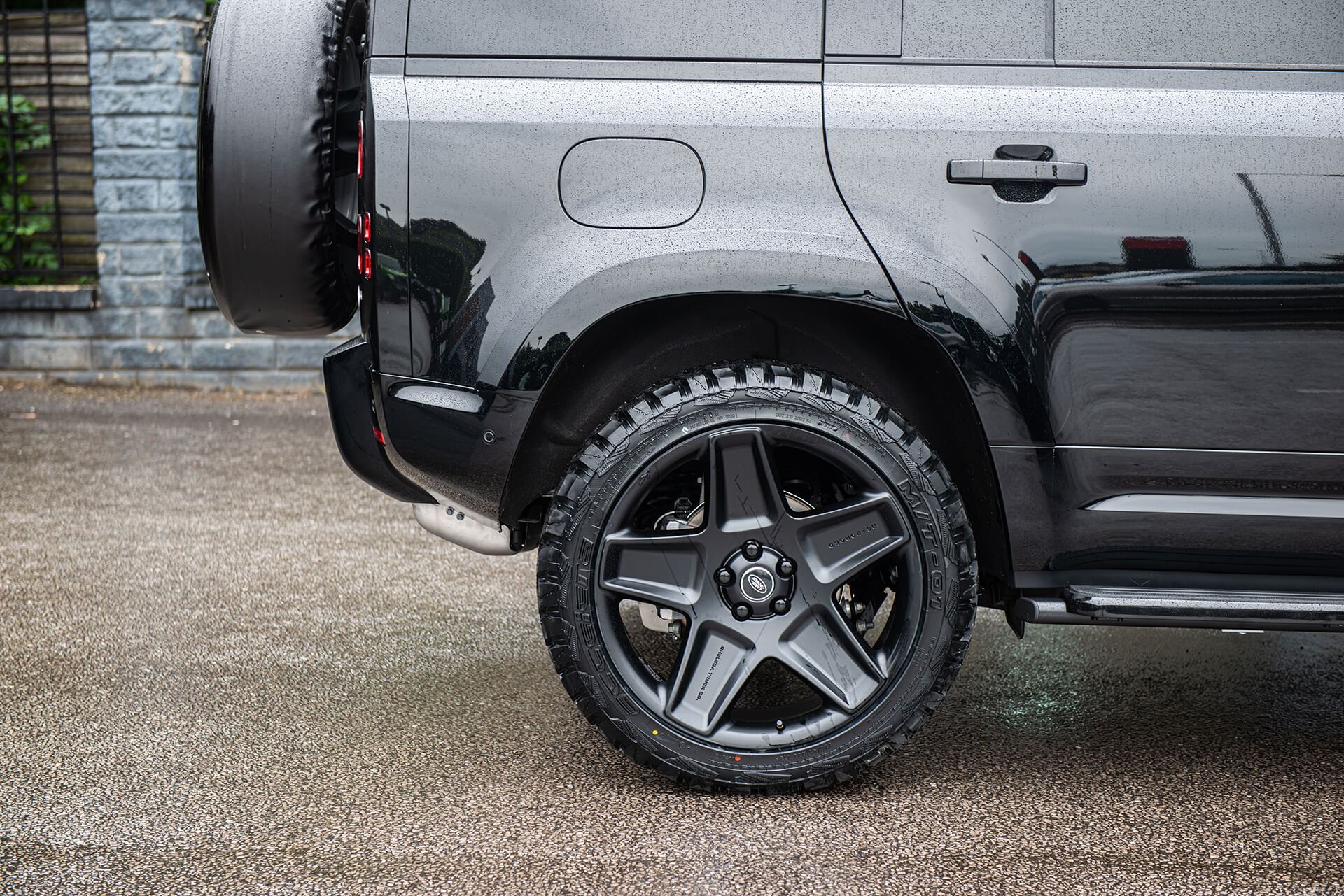 Land Rover Defender | Mondial Retro Alloy Wheels | Project Kahn